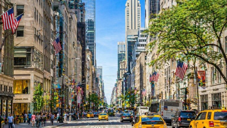Fifth Avenue NYC Guide – Shopping, Attractions, Map & Best Things to Do ...